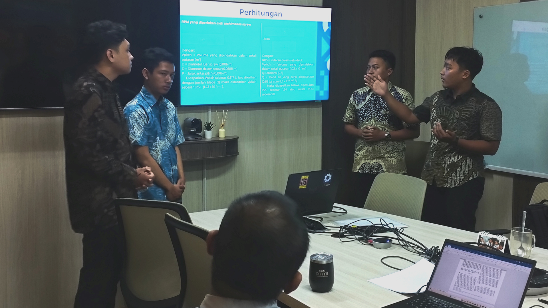 Mahasiswa Presentasikan Inovasi Alat Bantu untuk IKM dalam Ujian Proyek ...