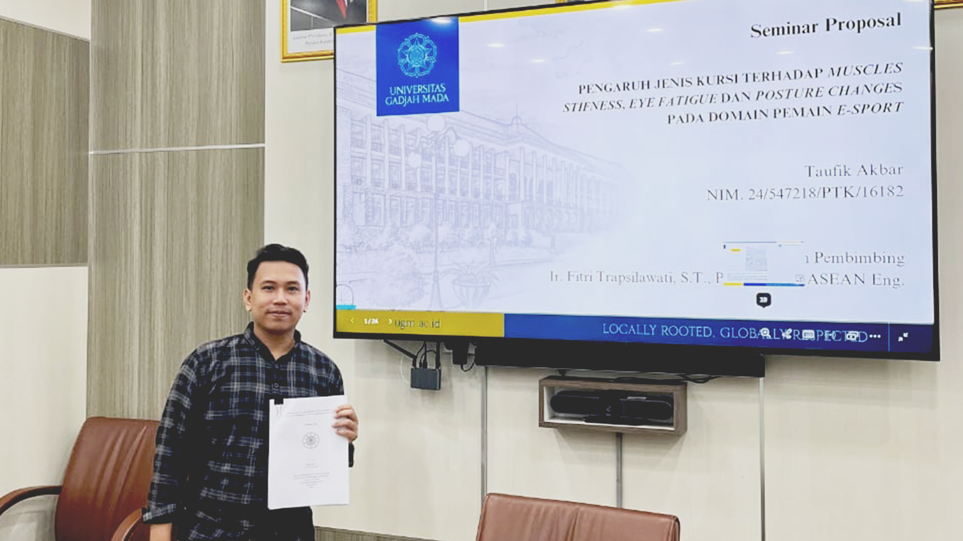 Taufik Akbar Paparkan Tesis dalam Seminar Proposal tentang Evaluasi ...